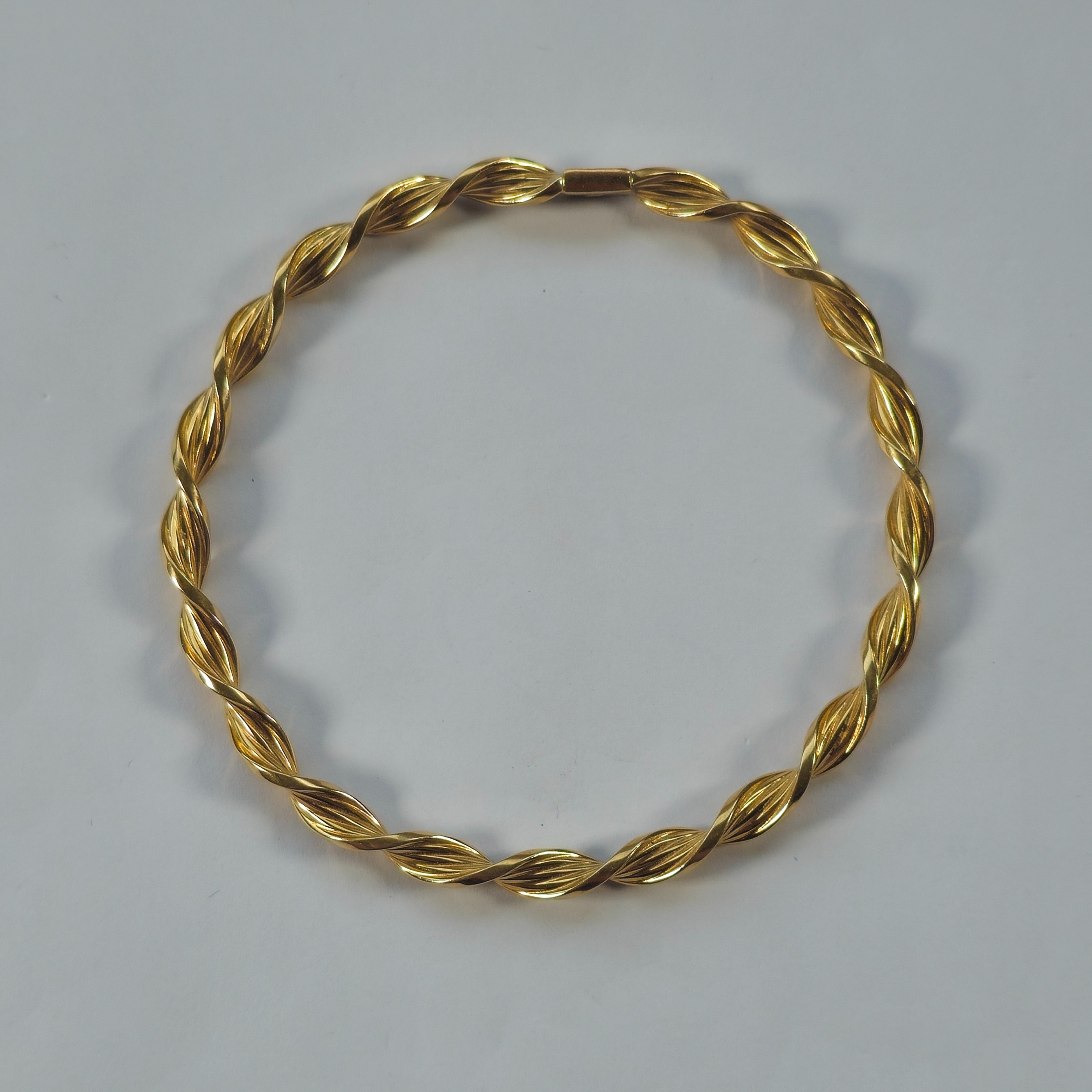 Pre-owned 9ct Gold Ribbon Twisted Bangle - Own4Less